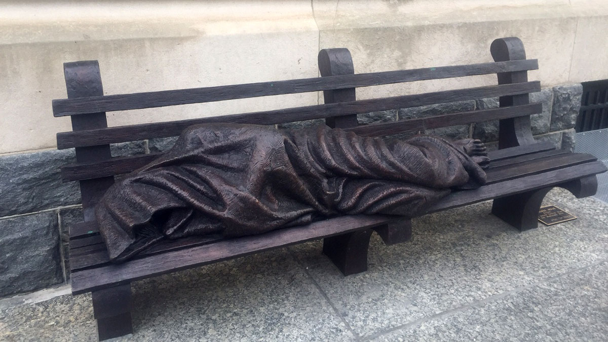Spotlight on ‘Homeless Jesus,’ a Humble Statue Near Pope Francis’ Lunch ...