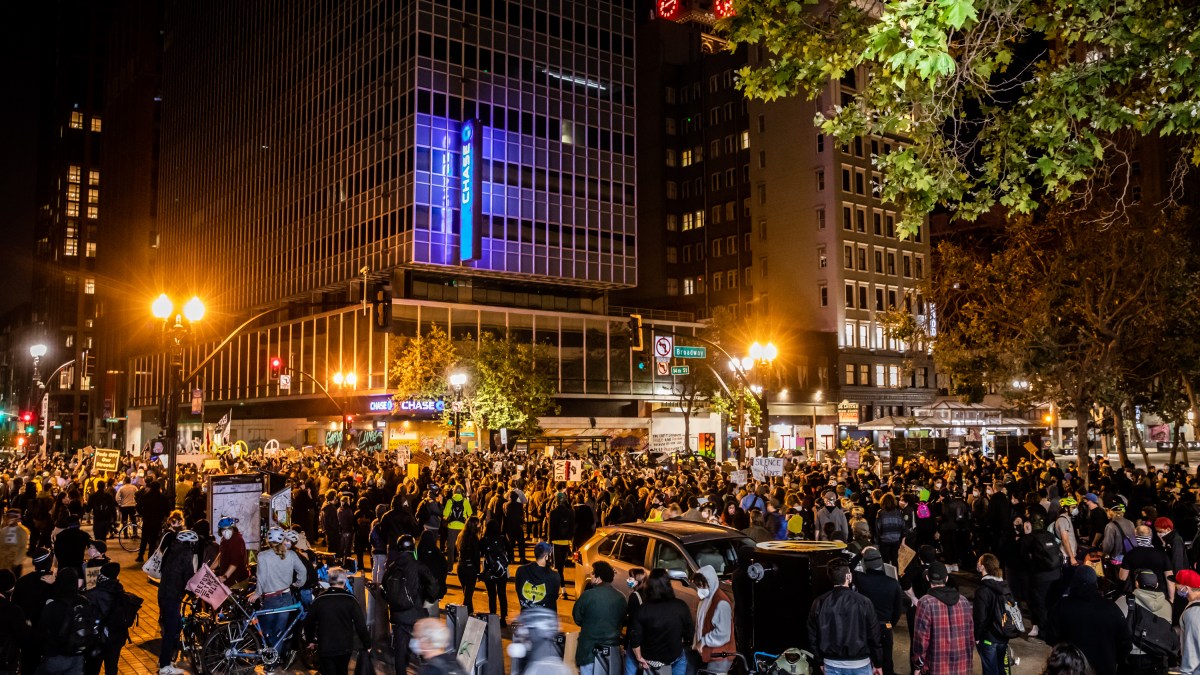 Vandals Set Fire to Oakland Courthouse, Smash Windows – NBC Bay Area