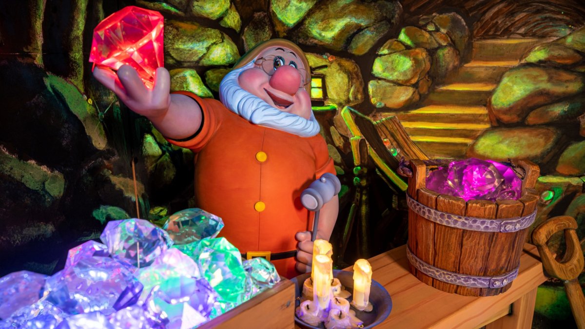 Disneylands Reimagined Snow White Ride Has Debuted Nbc Bay Area