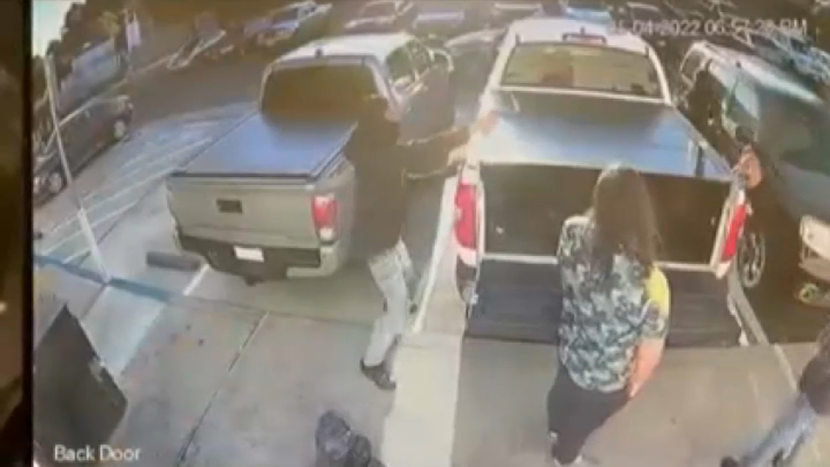 Caught On Camera Armed Robbery Outside Oakland Restaurant Nbc Bay Area