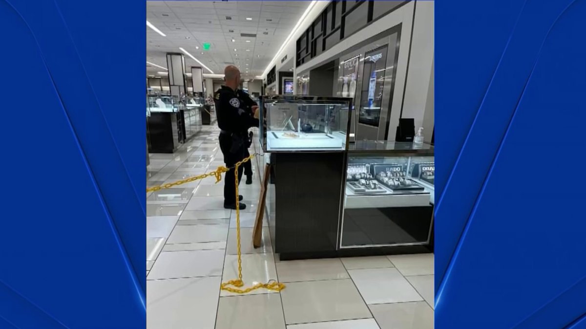 Smash And Grab Suspects Steal From Jewelry Cases At Walnut Creek Macys