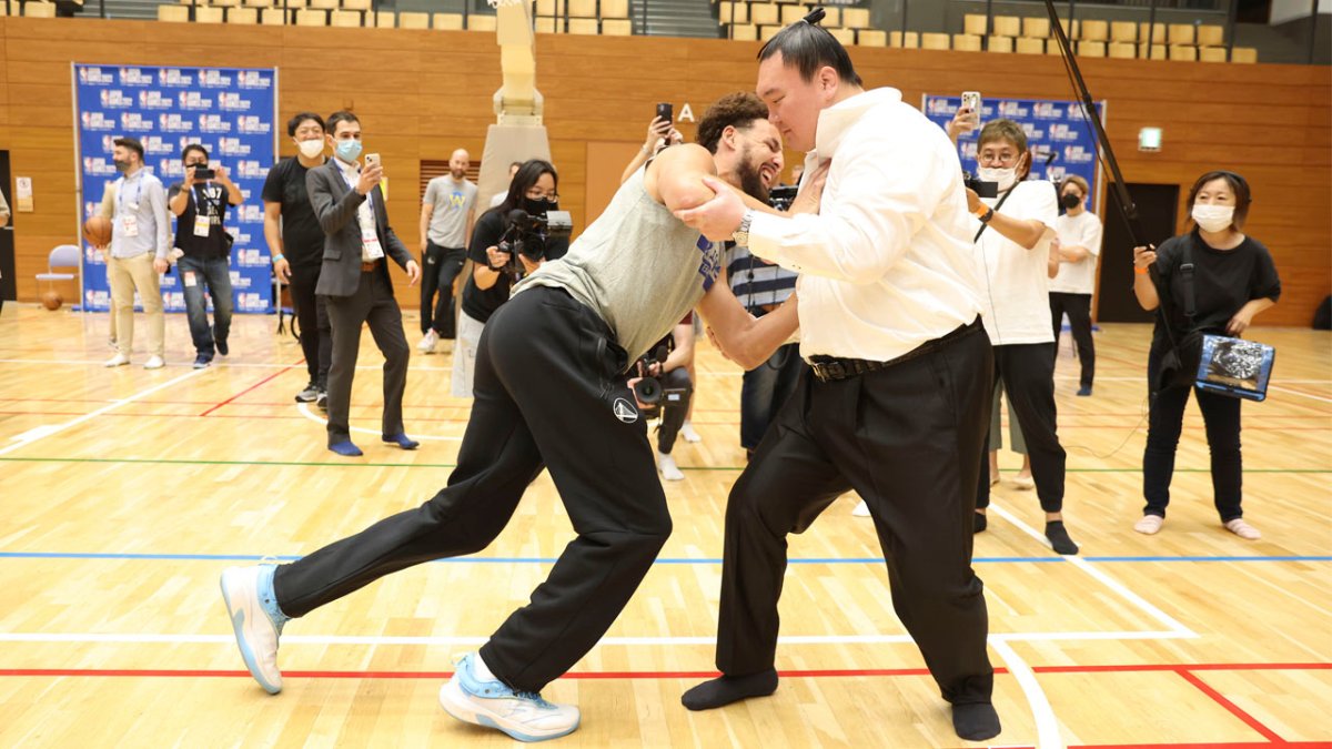 Steph Curry, Klay Thompson Take on Sumo Wrestling Legend Hakuho Sho in ...