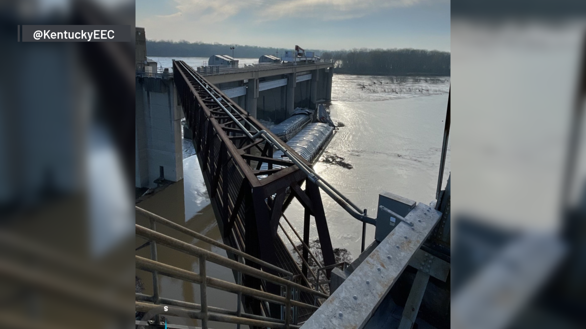 10 Barges Break Free From Tug Boat on the Ohio River Near Louisville ...