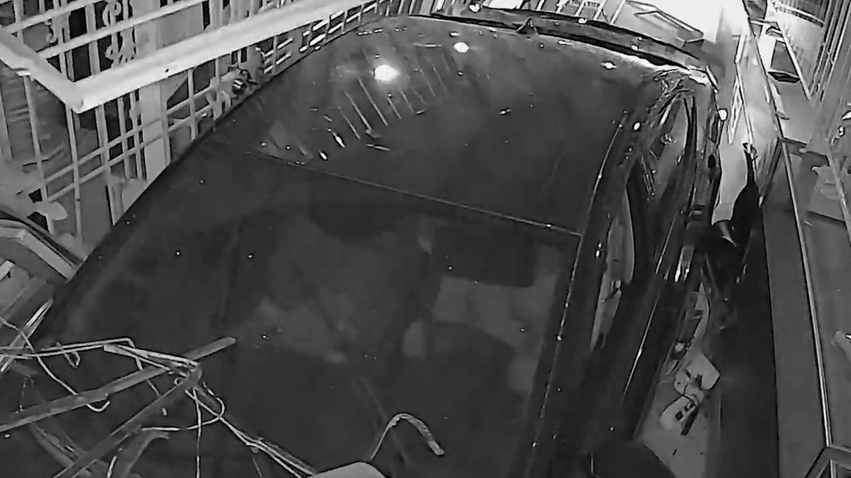 Caught on Camera: Thieves Crash Cars Into California Jewelry Stores ...
