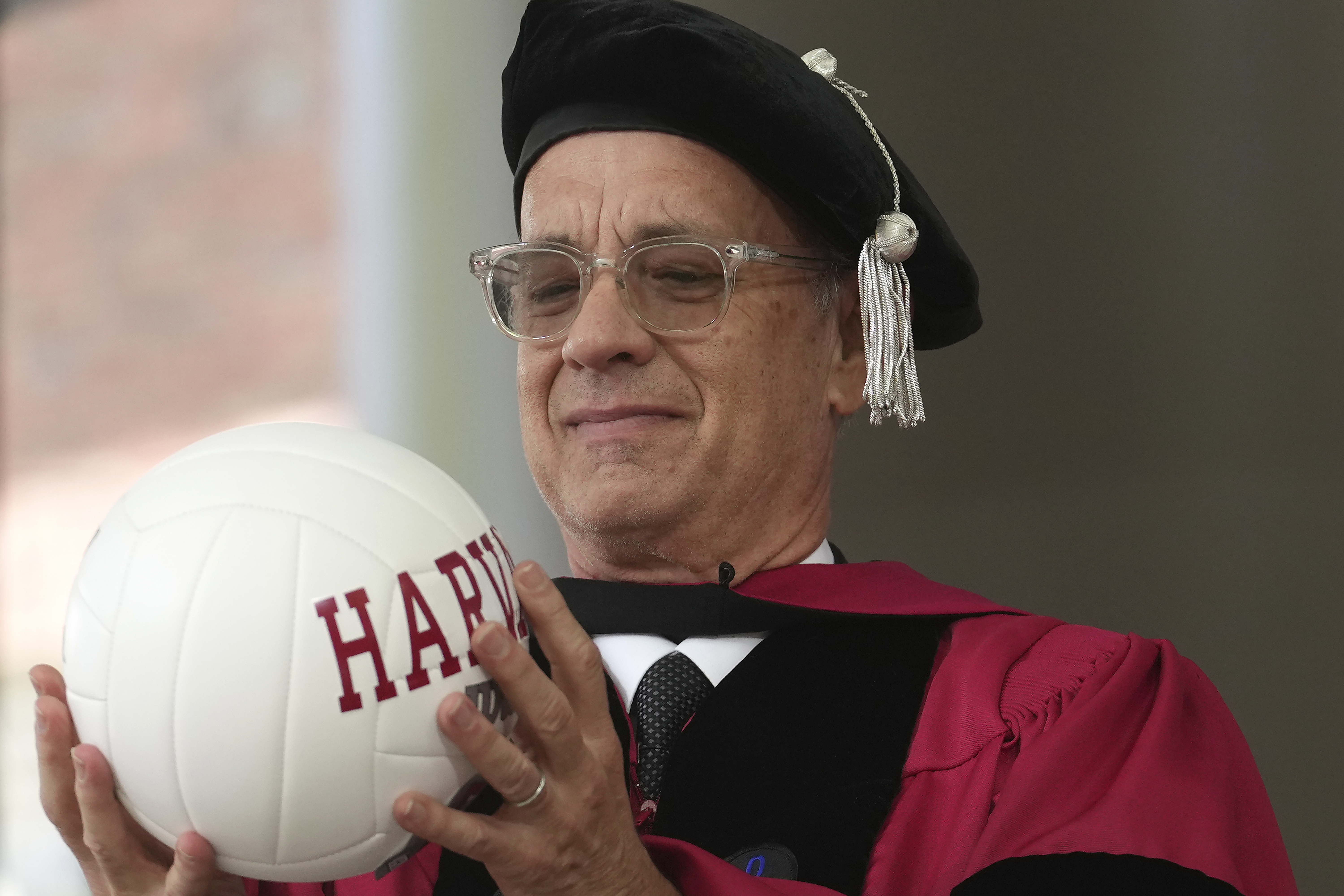 Tom Hanks insta a graduados de Harvard a defender la verdad y resistir ...
