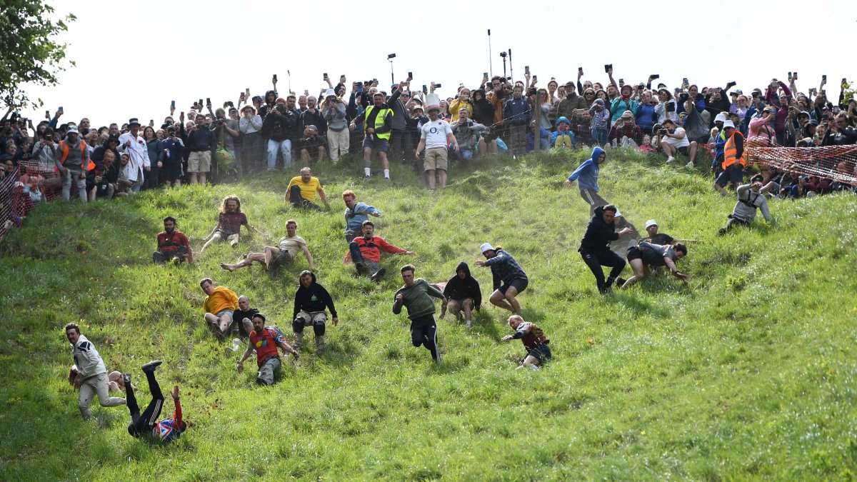 Contestants Tumble in Annual UK Cheese Wheel Race – NBC Bay Area