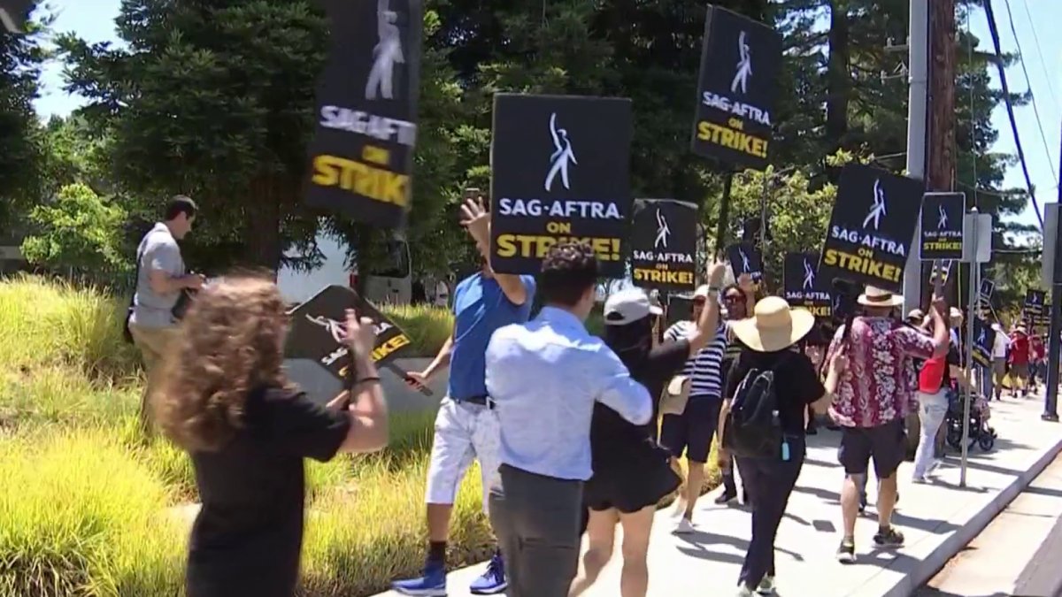 Actors protest outside Netflix headquarters in Los Gatos – NBC Bay Area