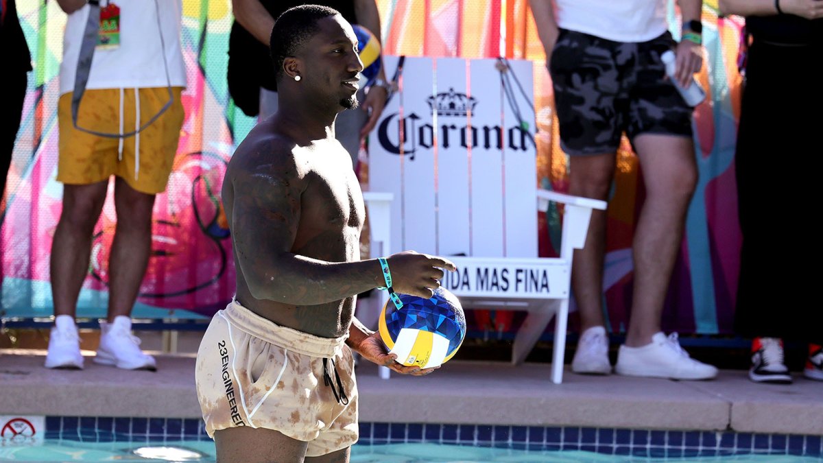 Deebo Samuel explains sending Kyle Shanahan shirtless photos during ...