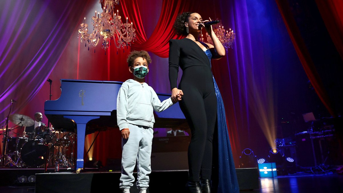 Alicia Keys Son Guards Mom In Seattle Show Amid Object Throwing Incidents Nbc Bay Area