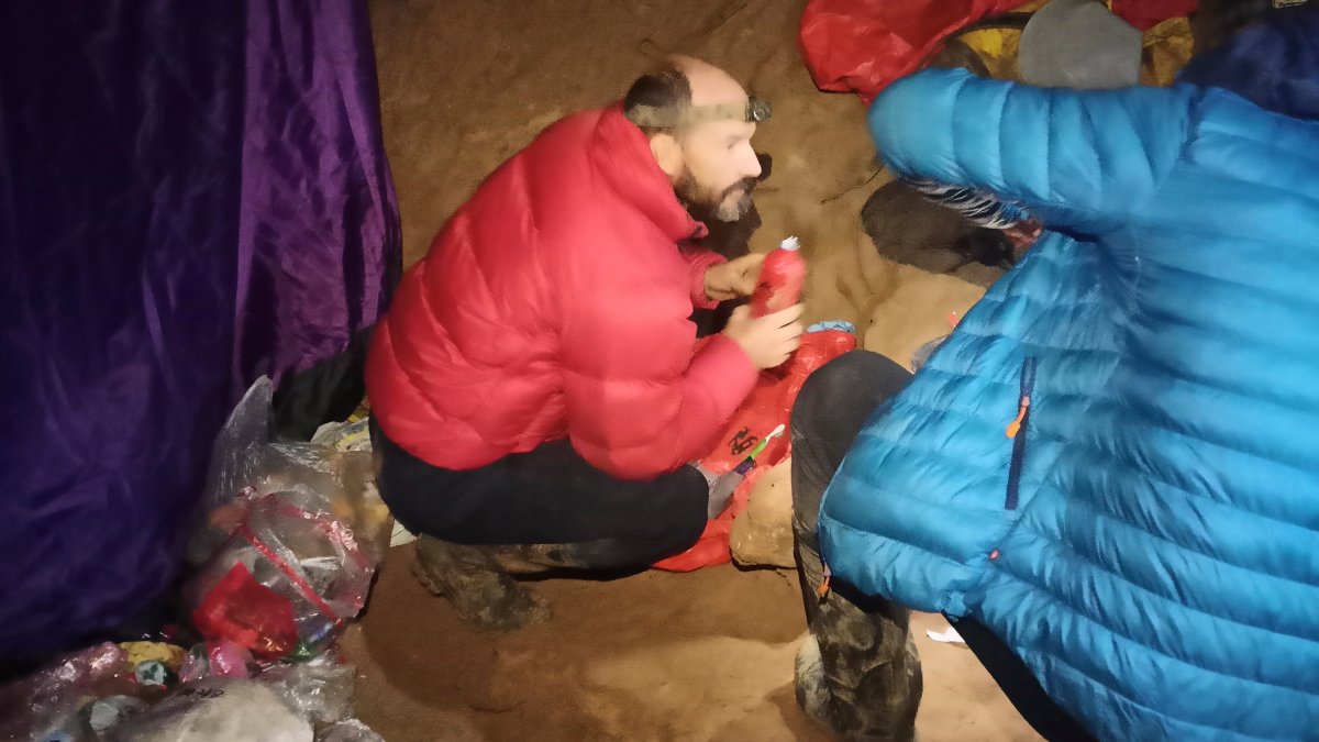 Operation to rescue American researcher 3,000 feet into a Turkish cave ...
