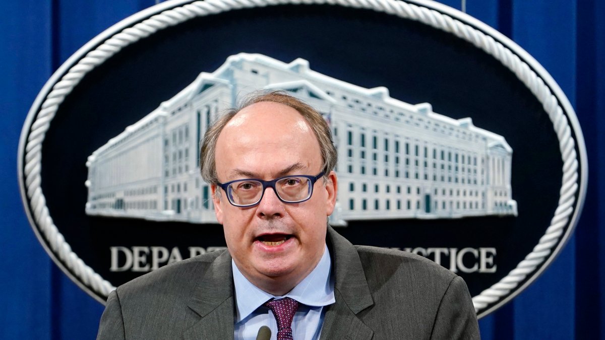 Ex-DOJ official Jeffrey Clark asks to have trial moved to federal court ...