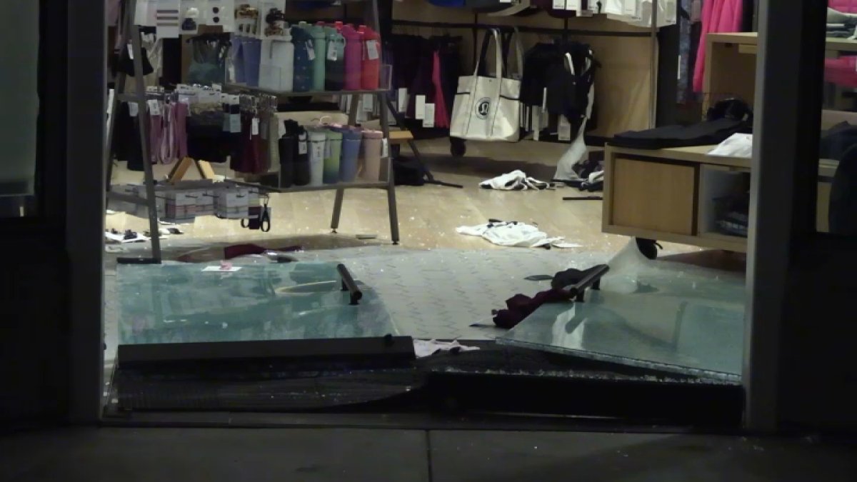 Smash-and-grab robbery at Berkeley Lululemon store – NBC Bay Area