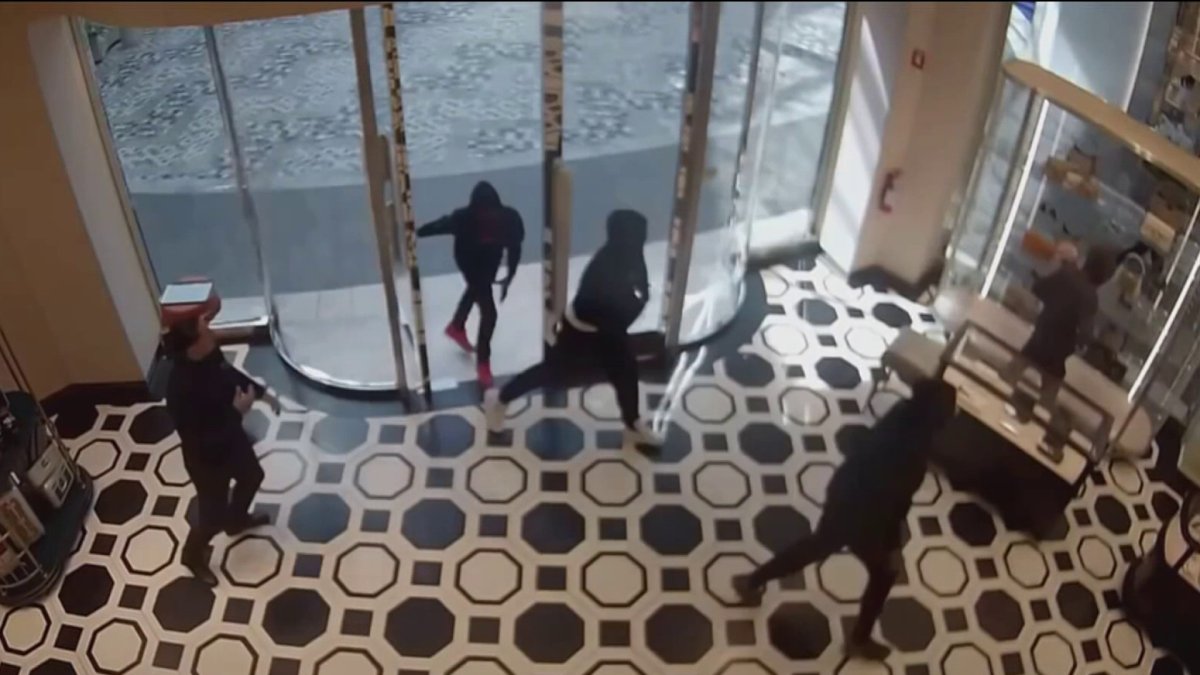 1 arrested after robbery at Gucci store in San Jose; 4 suspects still ...