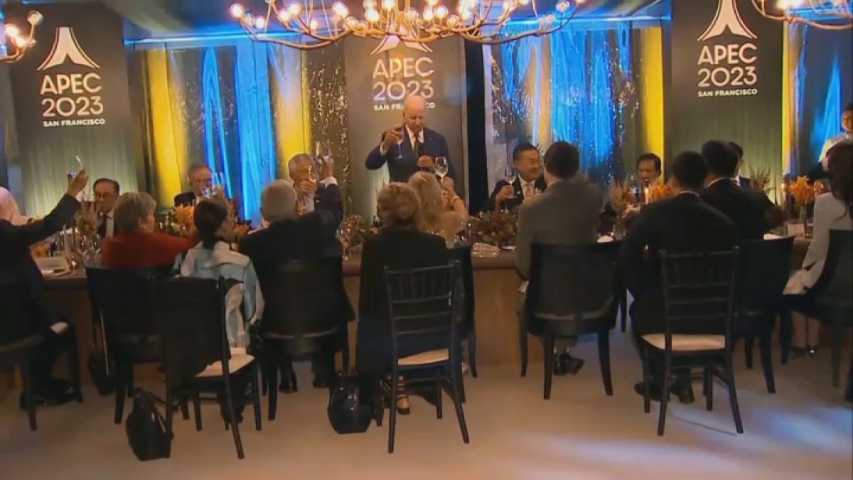 President and first lady host APEC dinner party at San Francisco museum ...