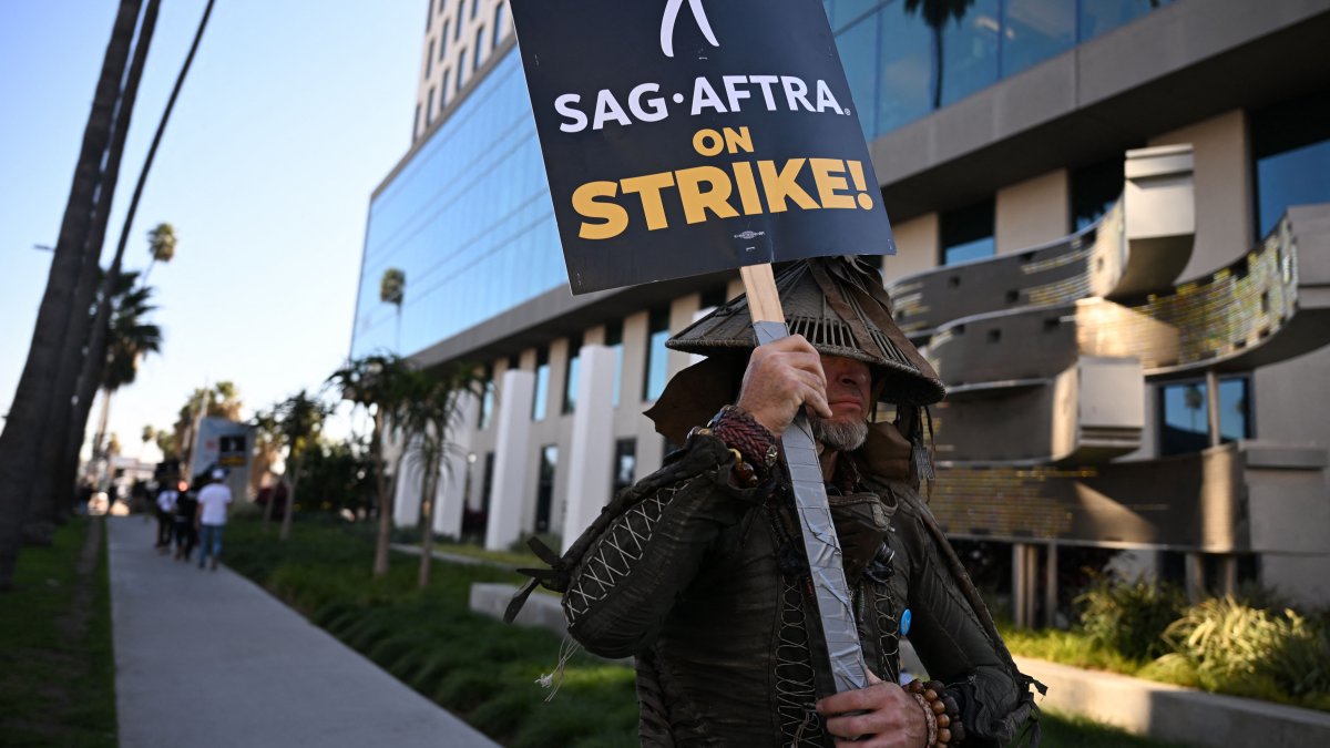 SAG-AFTRA union reaches tentative agreement with studios – NBC Bay Area