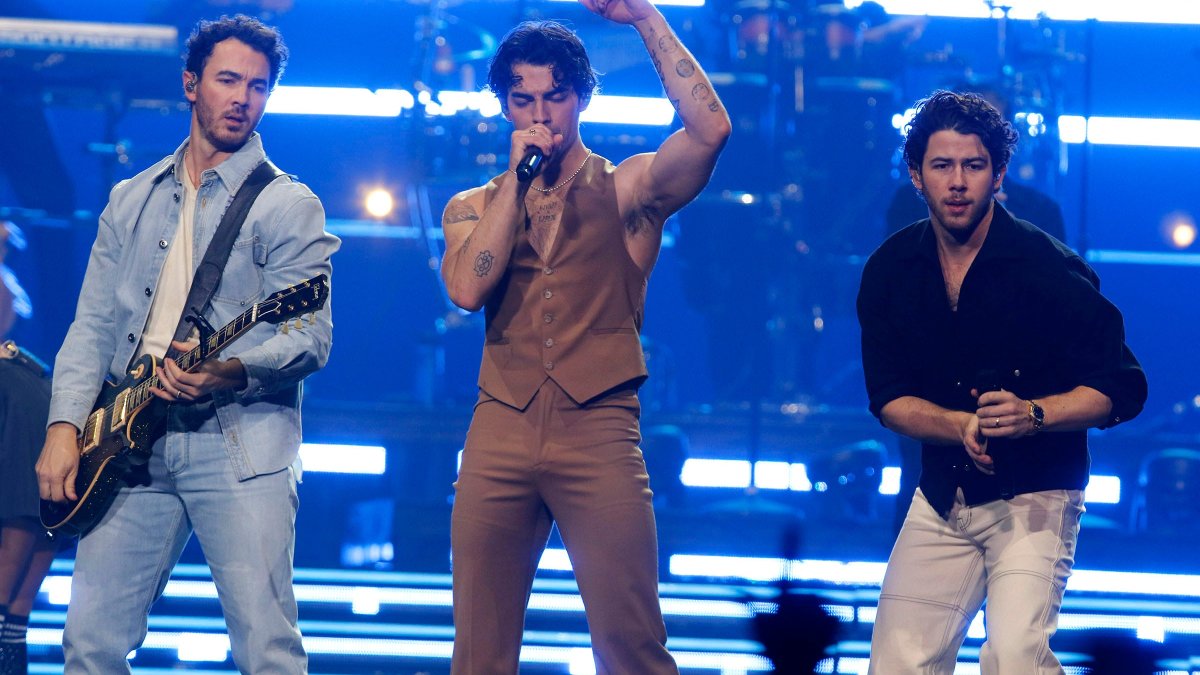 Jonas Brothers set to perform at 2024 Stadium Series before Flyers ...