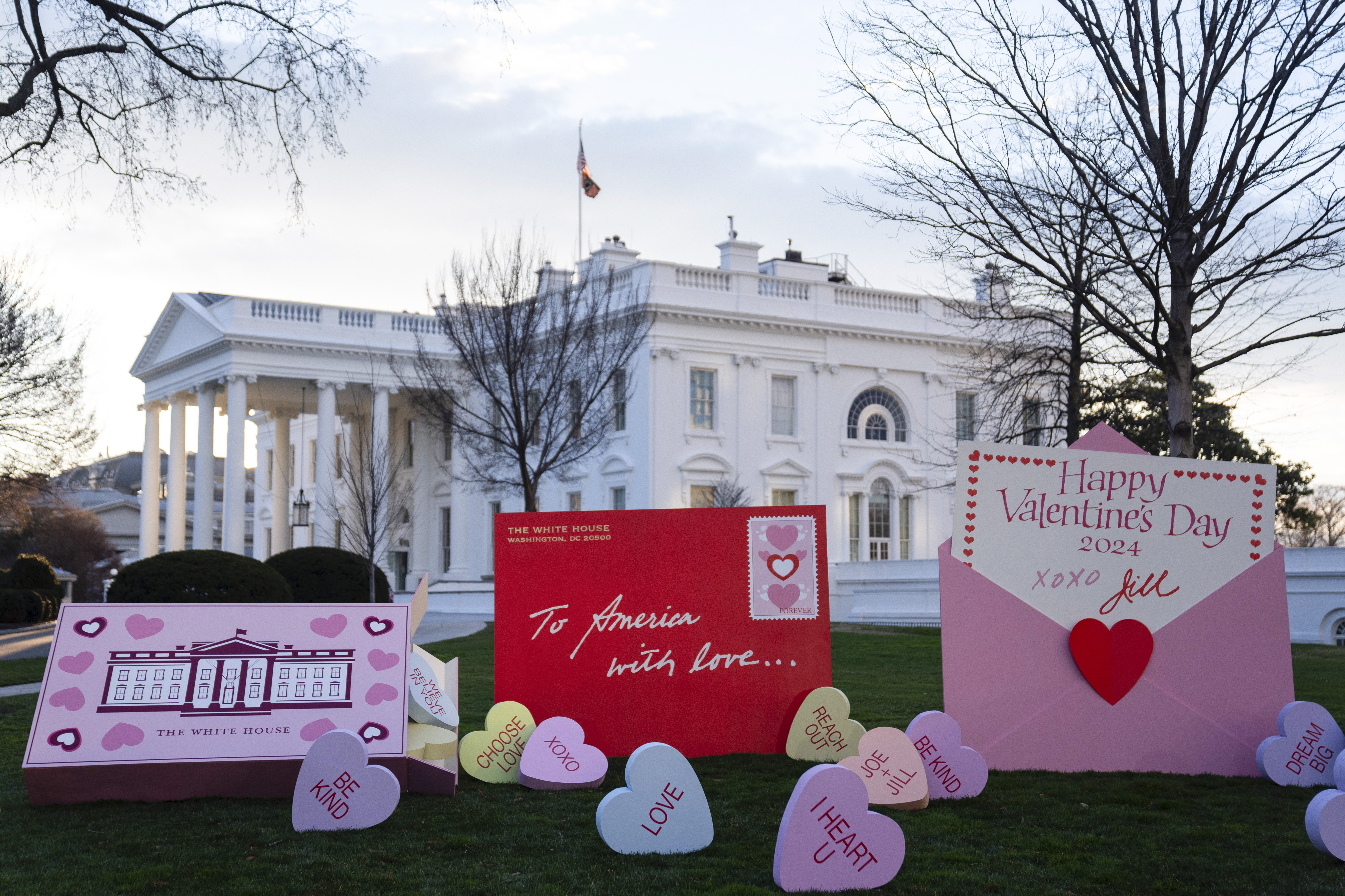 FLOTUS sends love to Americans with Valentine’s Day display on White ...