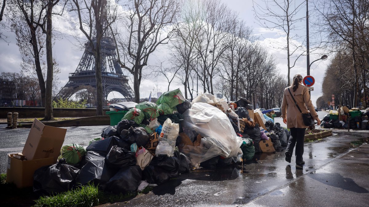 Paris garbage collectors lift strike threat ahead of 2024 Olympics ...