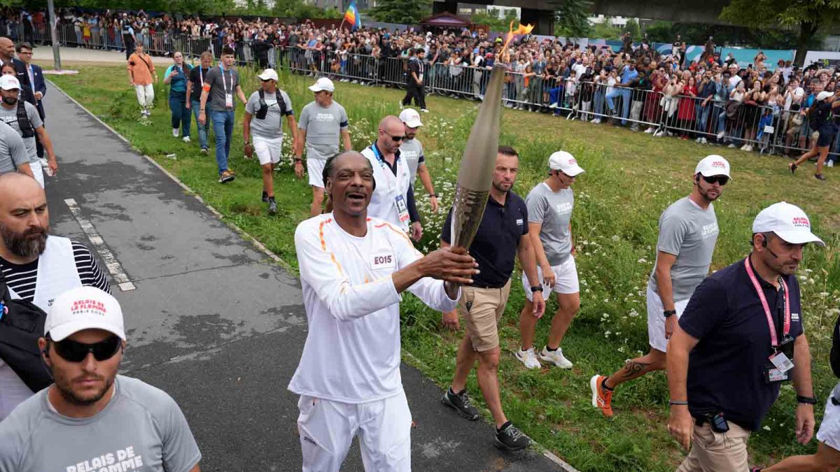 Snoop Dogg carries Olympic torch before Opening Ceremony in Paris – NBC ... Snoop Dogg carries Olympic torch before Opening Ceremony in Paris – NBC ...