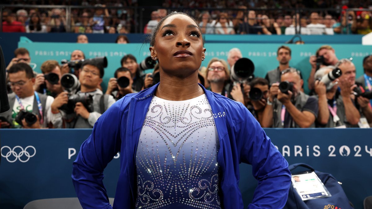 Simone Biles fell off balance beam in final routine. What happened ... Simone Biles fell off balance beam in final routine. What happened ...