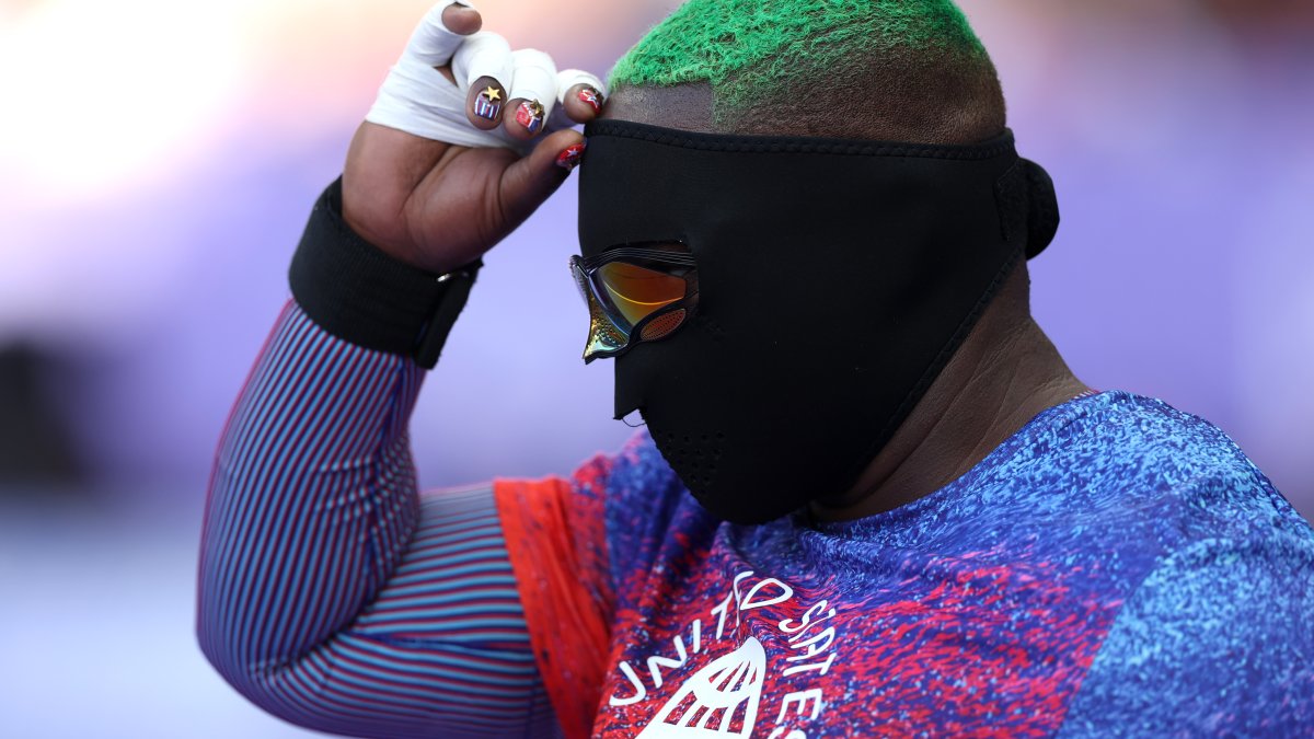 Why does Raven Saunders wear a mask for shot put? – NBC Bay Area