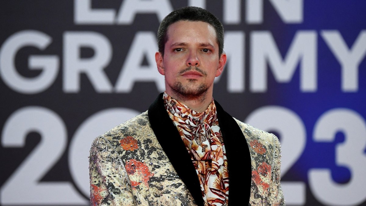 Singer Lasso’s first solo US tour will transport fans inside a ‘museum ...