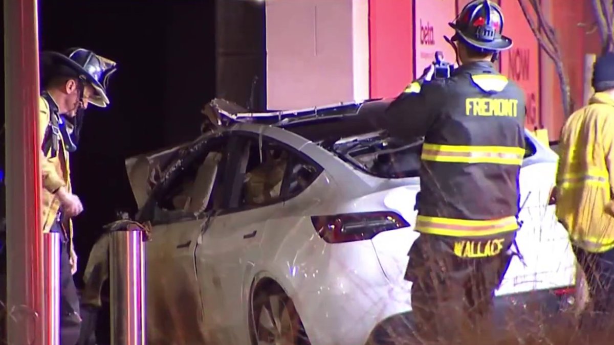 1 dead after Tesla crashes into Fremont apartment complex – NBC Bay Area