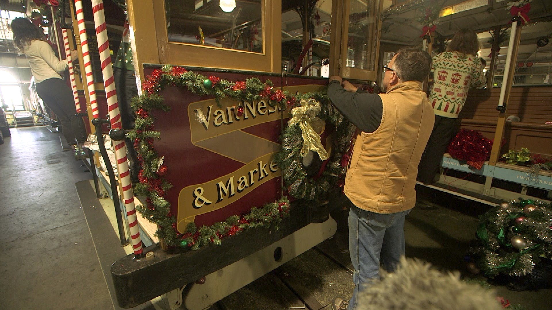 San Francisco cable cars holiday decorations – NBC Bay Area
