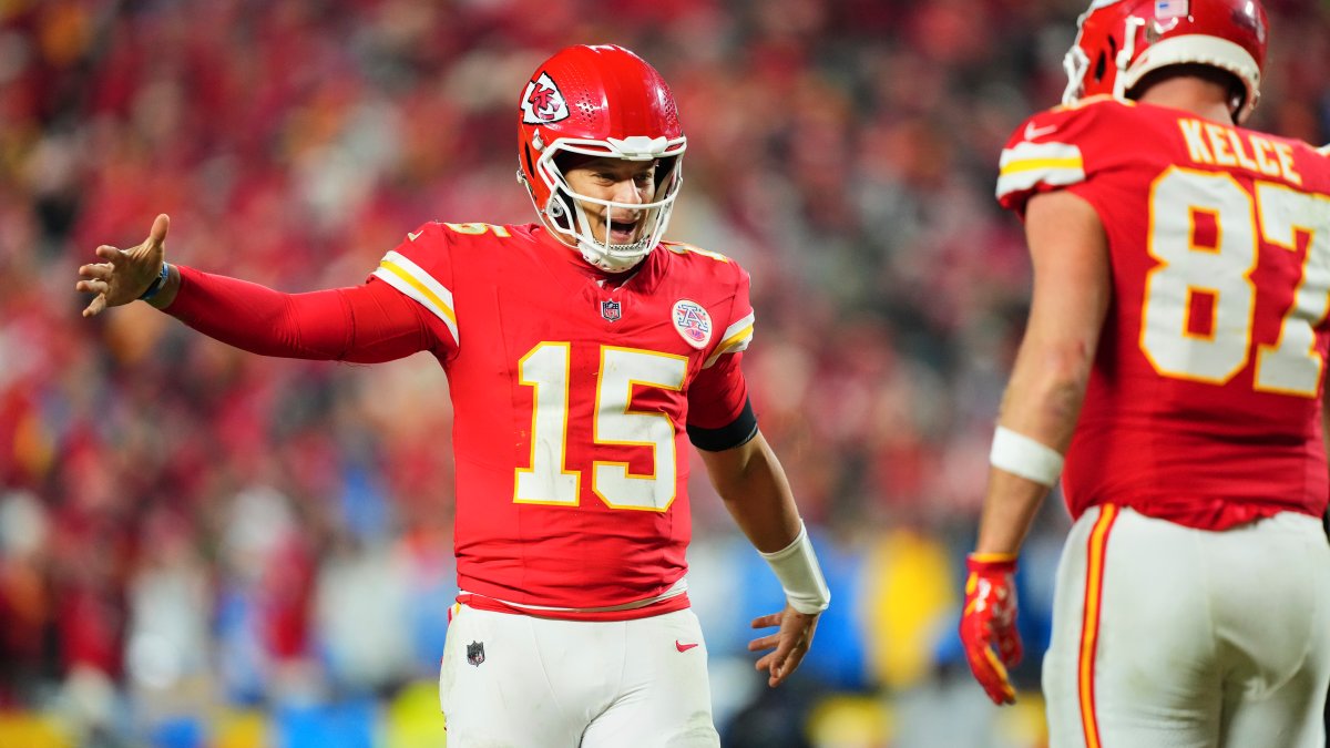 Chiefs win 9th straight AFC West title, defeating Chargers 19-17 – NBC ...