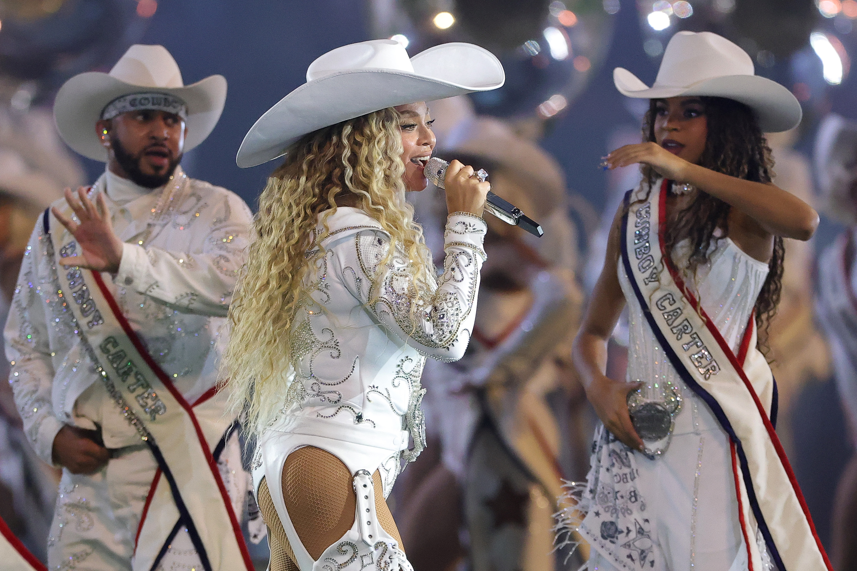 Beyoncé performs with daughter Blue Ivy during Ravens-Texans halftime ...