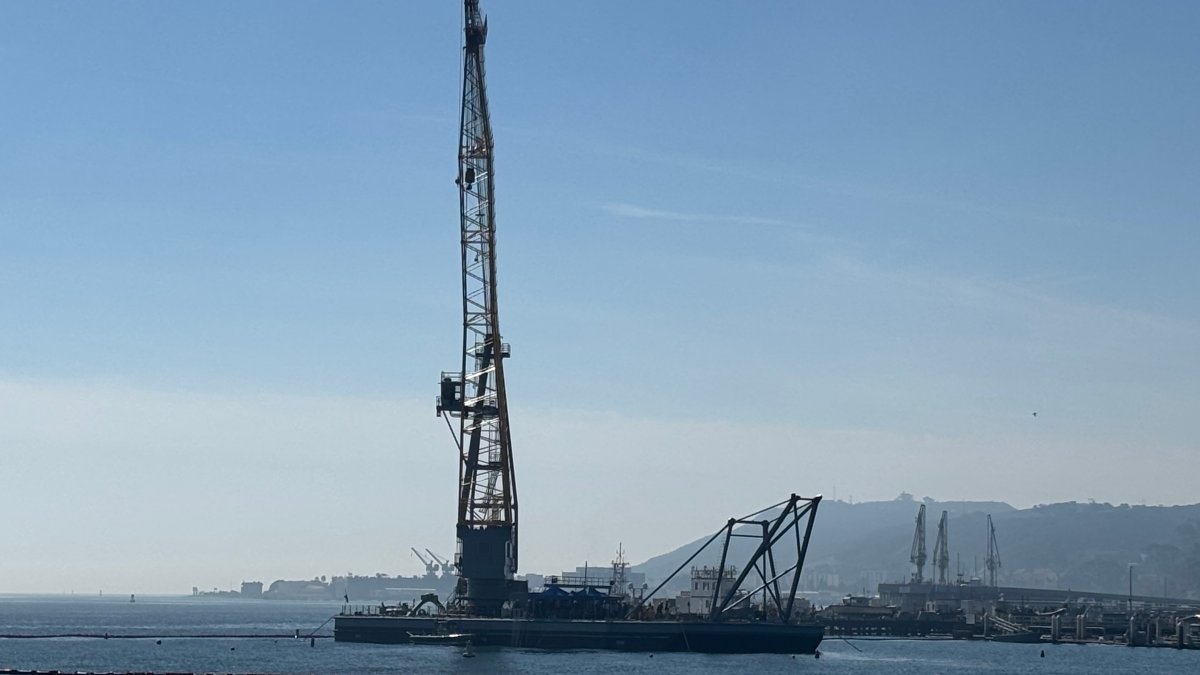 Salvage crews recover first pieces of Navy jet that crashed near ...