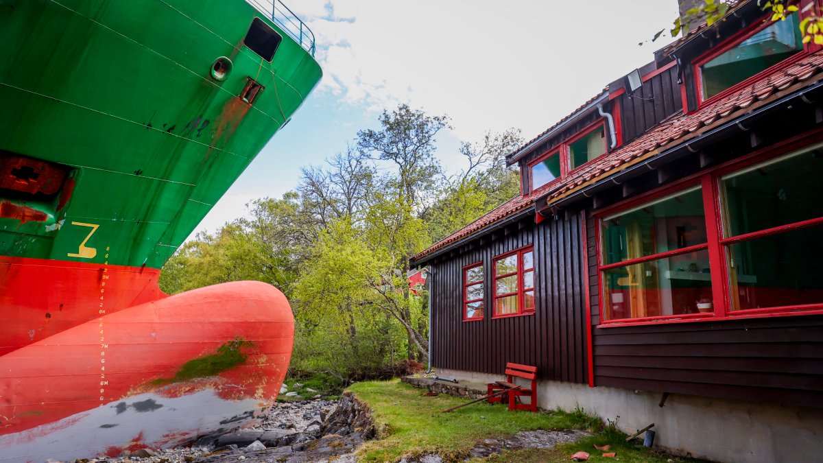 Cargo ship narrowly misses crashing into home in Norway – NBC Bay Area