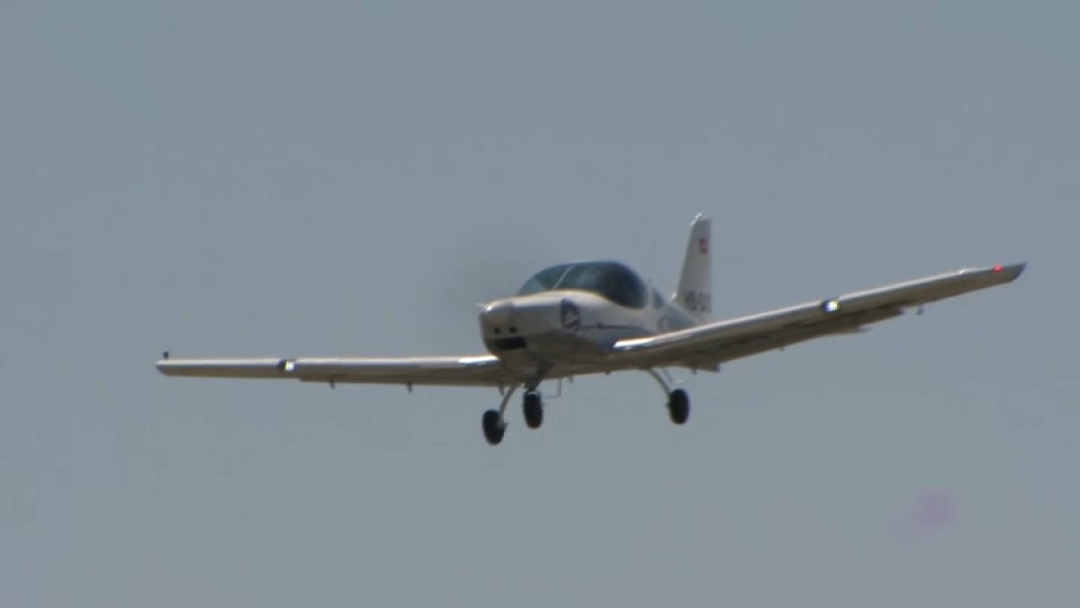 ‘No noise, no vibration, clean’: Electric plane on display in Palo Alto ...