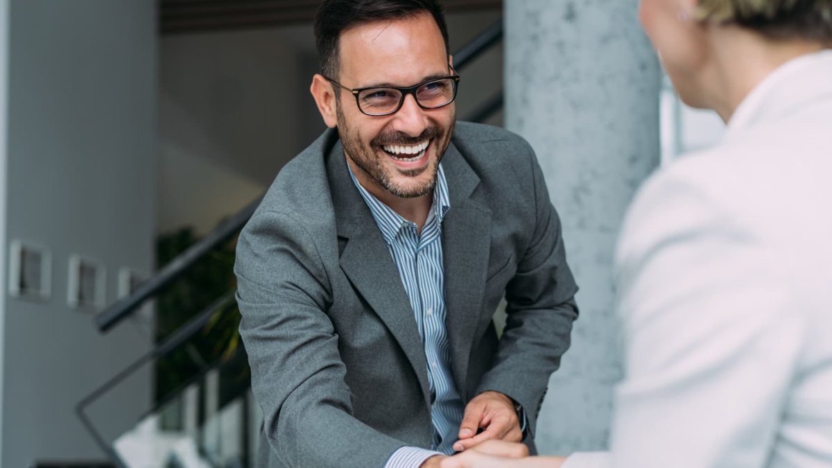 Use these 4 body language tips to ace your job interview, psychologist ...