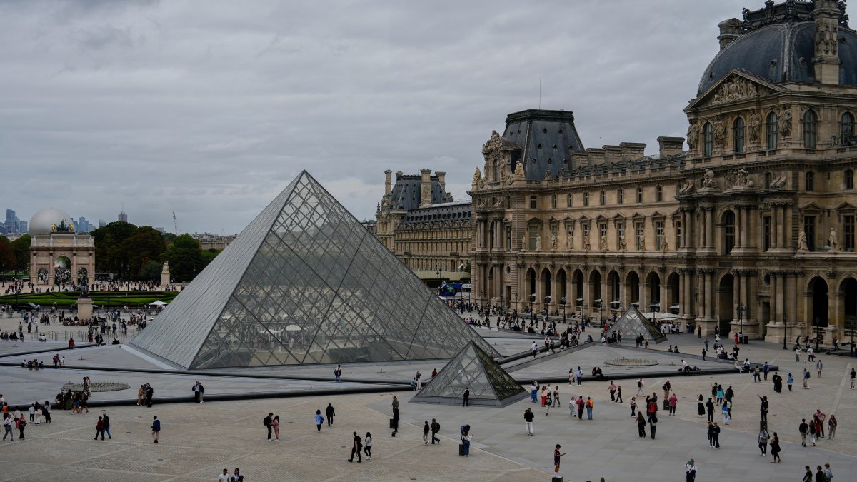 Louvre reopens three days after heist; thieves remain at large – NBC ...