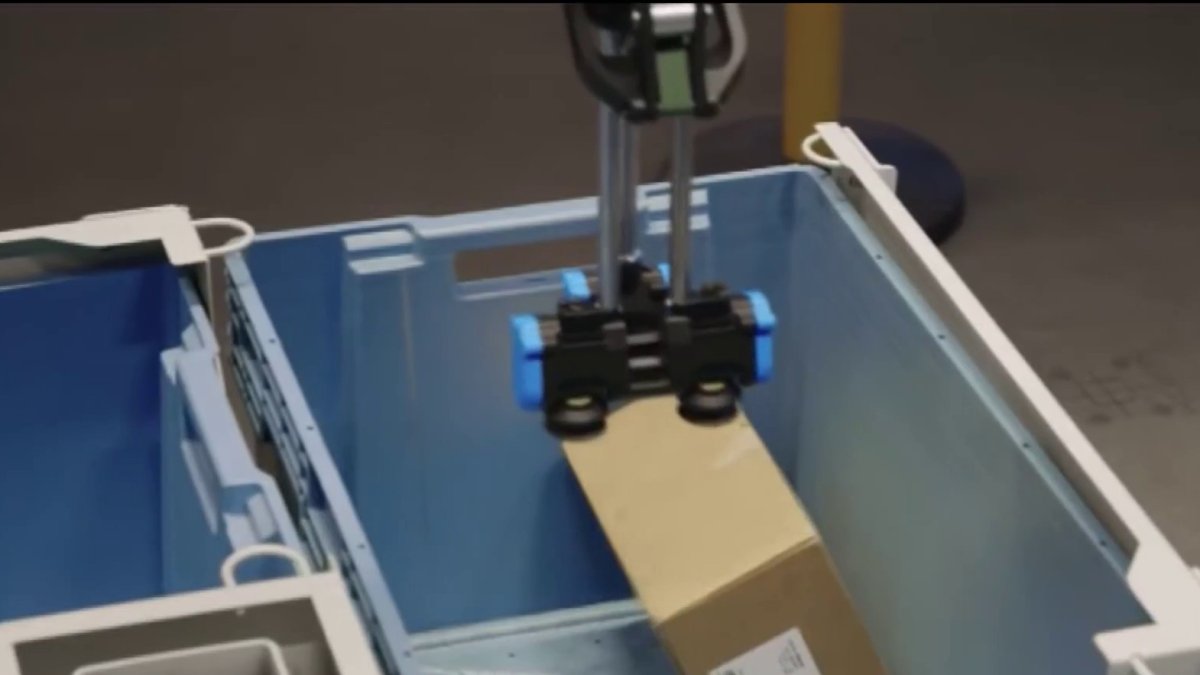 New robots at Amazon delivery centers sparks debate in the Bay Area ...