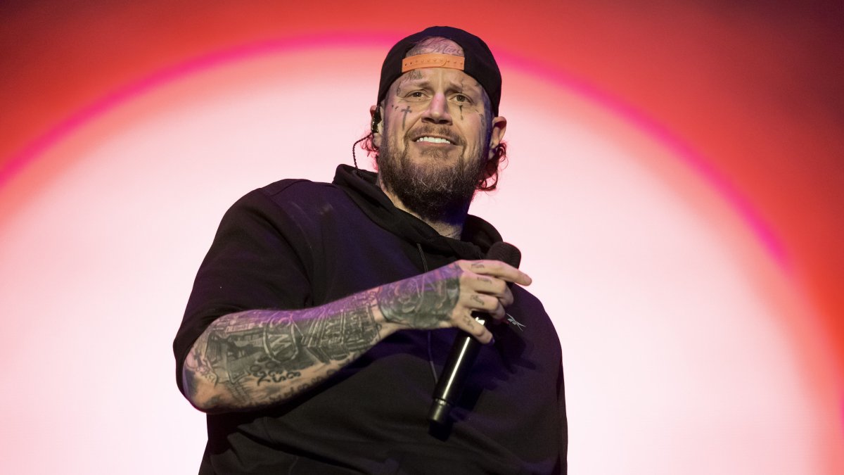 Jelly Roll looks so different after shaving off his beard – NBC Bay Area