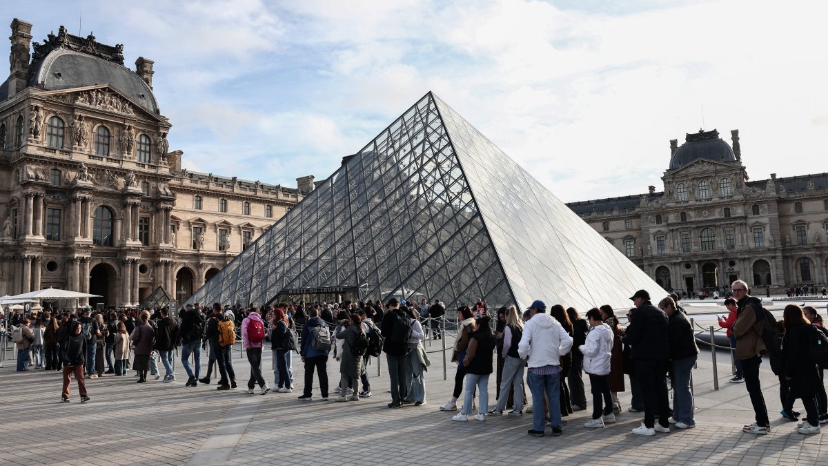 Hundreds of works in the Louvre damaged by flooding – NBC Bay Area