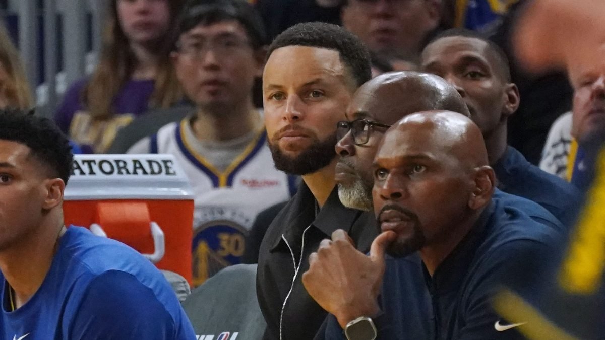 Steph Curry knee injury will keep Warriors star out ‘longer’ – NBC Bay Area