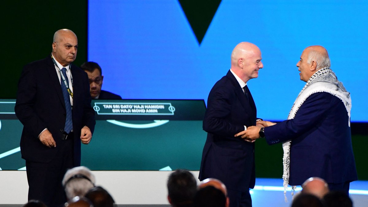 Palestinian, Israeli officials refuse to shake hands at FIFA Congress ...