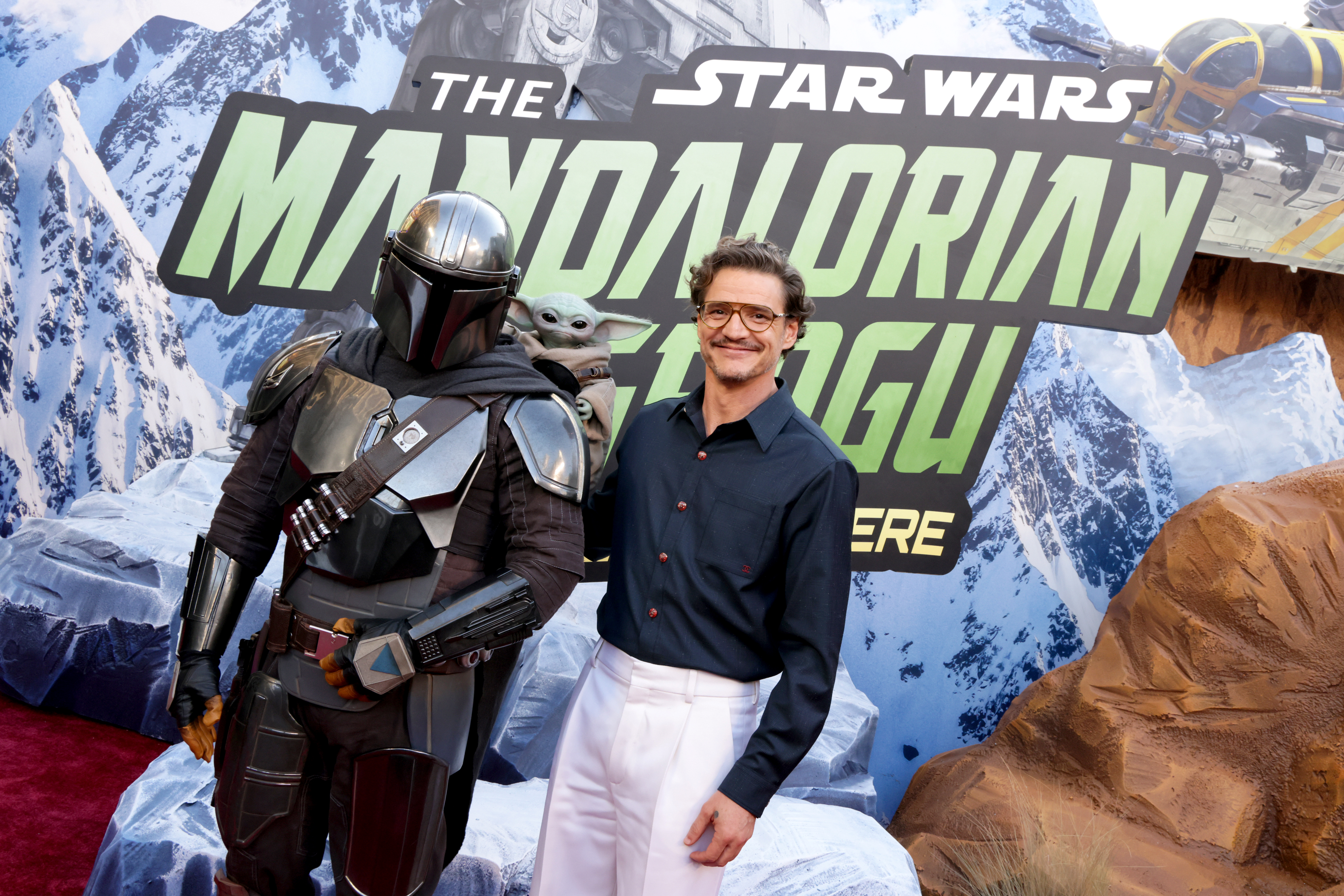 Pedro Pascal surprises fans at Disneyland in Mandalorian costume – NBC ...